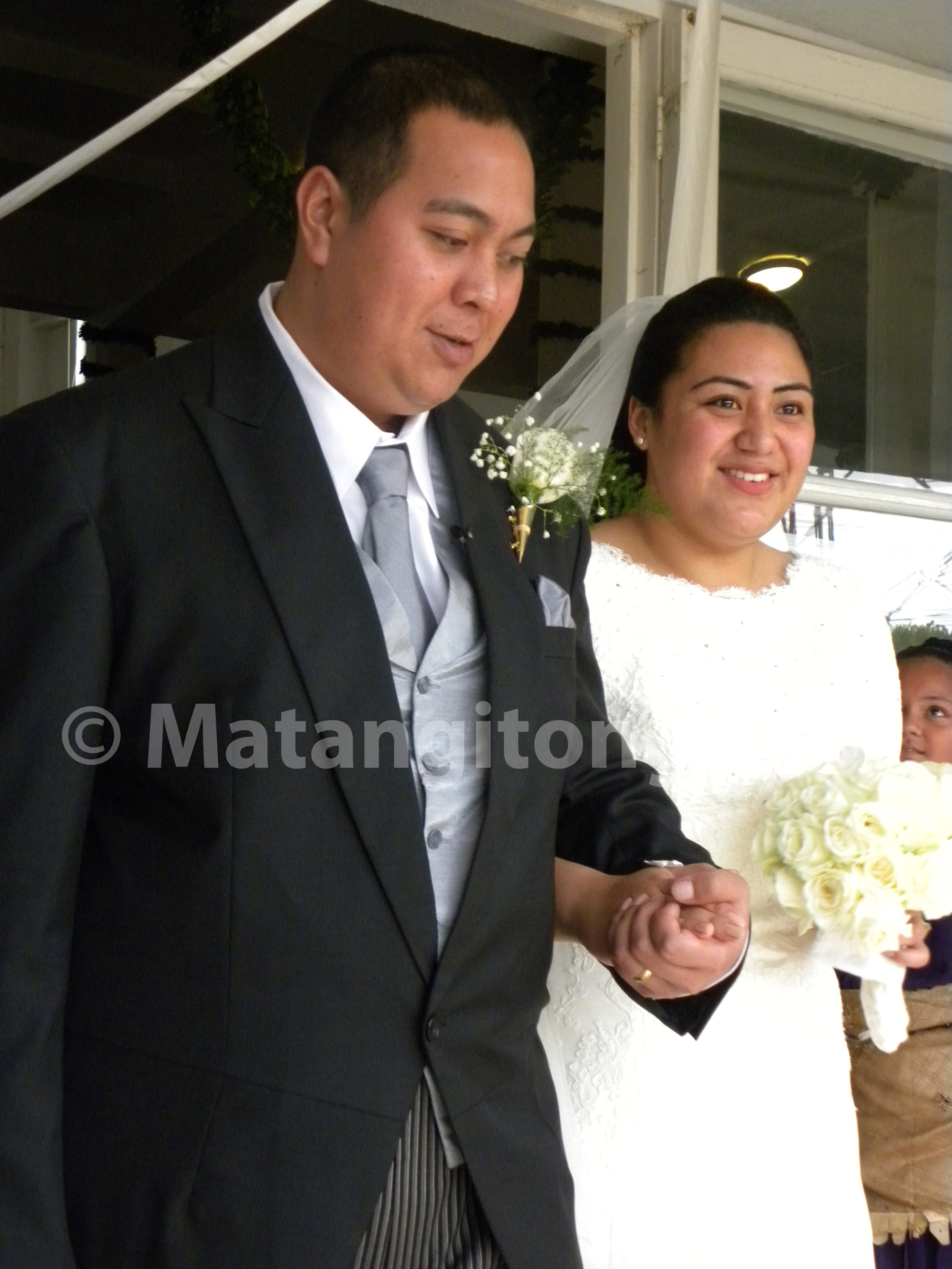Royal newly-weds cheered by thousands of well-wishers | Matangi Tonga