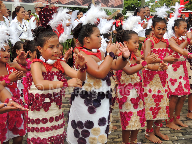 Traditional dancing and handicraft display | Matangi Tonga
