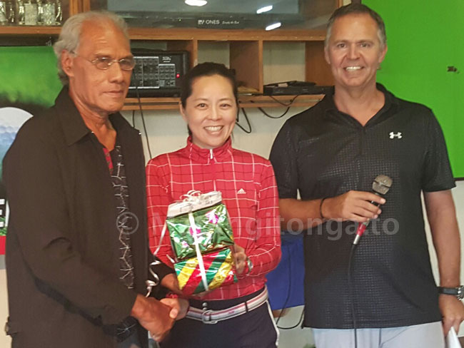 PM presents Golf prizes | Matangi Tonga