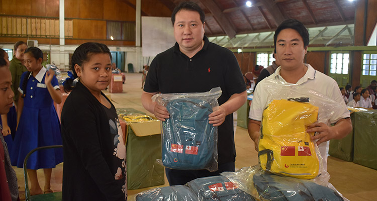 Tongan primary students receive school bags from Guangdong group ...