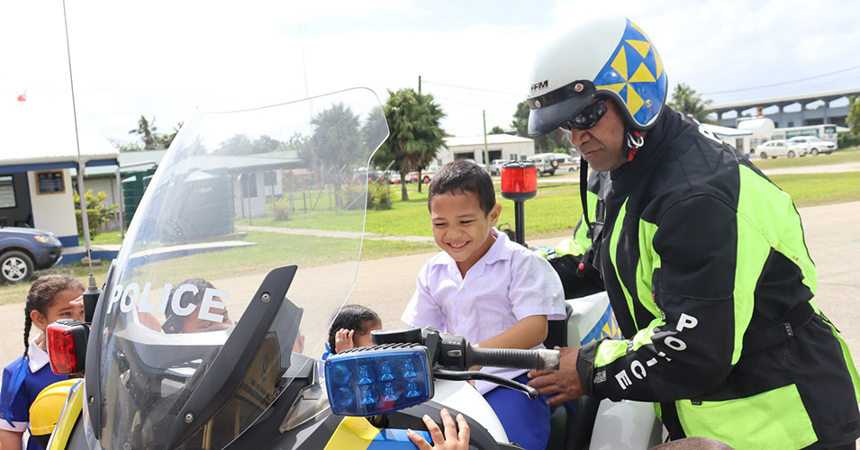 Children from Maamaloa Kindergarten welcomed by Tonga Police band ...