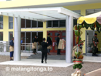 Queen Mother opens new Fa'onelua Convention Centre | Matangi Tonga