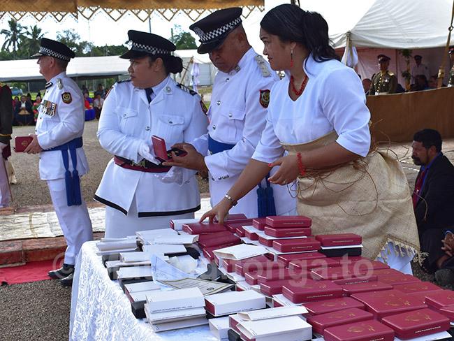 King awards Tonga Police medals for bravery and service | Matangitonga