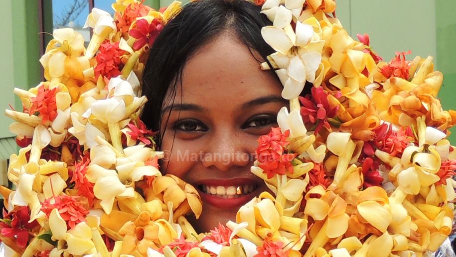 Floral kahoa and lolly-leis at colourful tertiary graduation | Matangi ...
