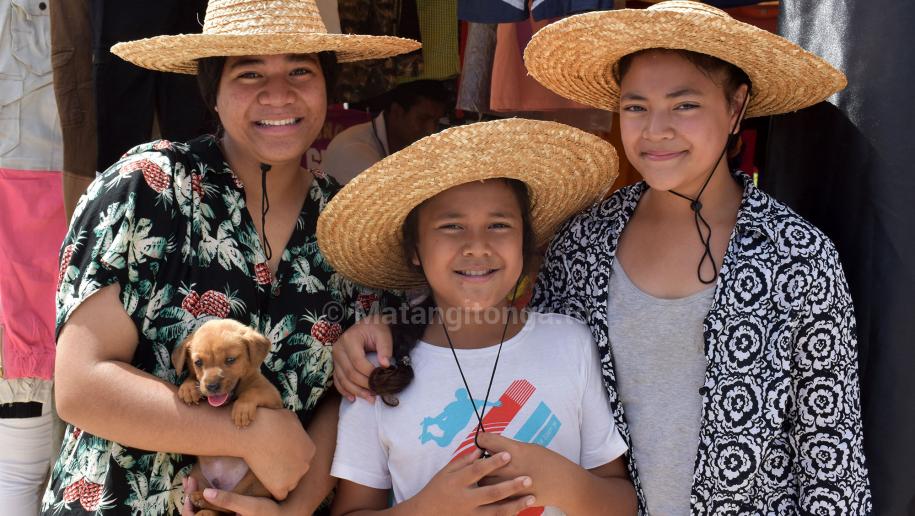 Christmas rush at seafront market | Matangi Tonga