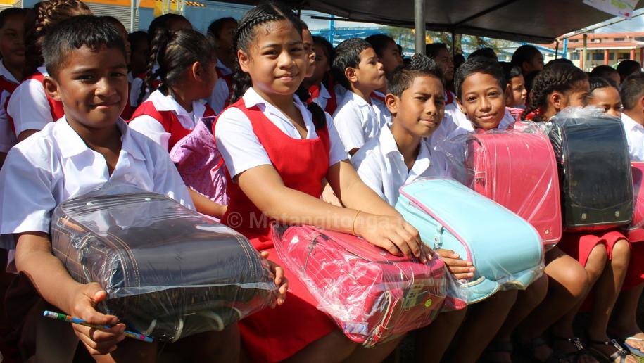 Kuroshio Town gifts school bags to Nuku‘alofa GPS | Matangi Tonga