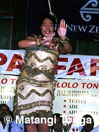 Heilala contestants dance Tau'olunga | Matangi Tonga